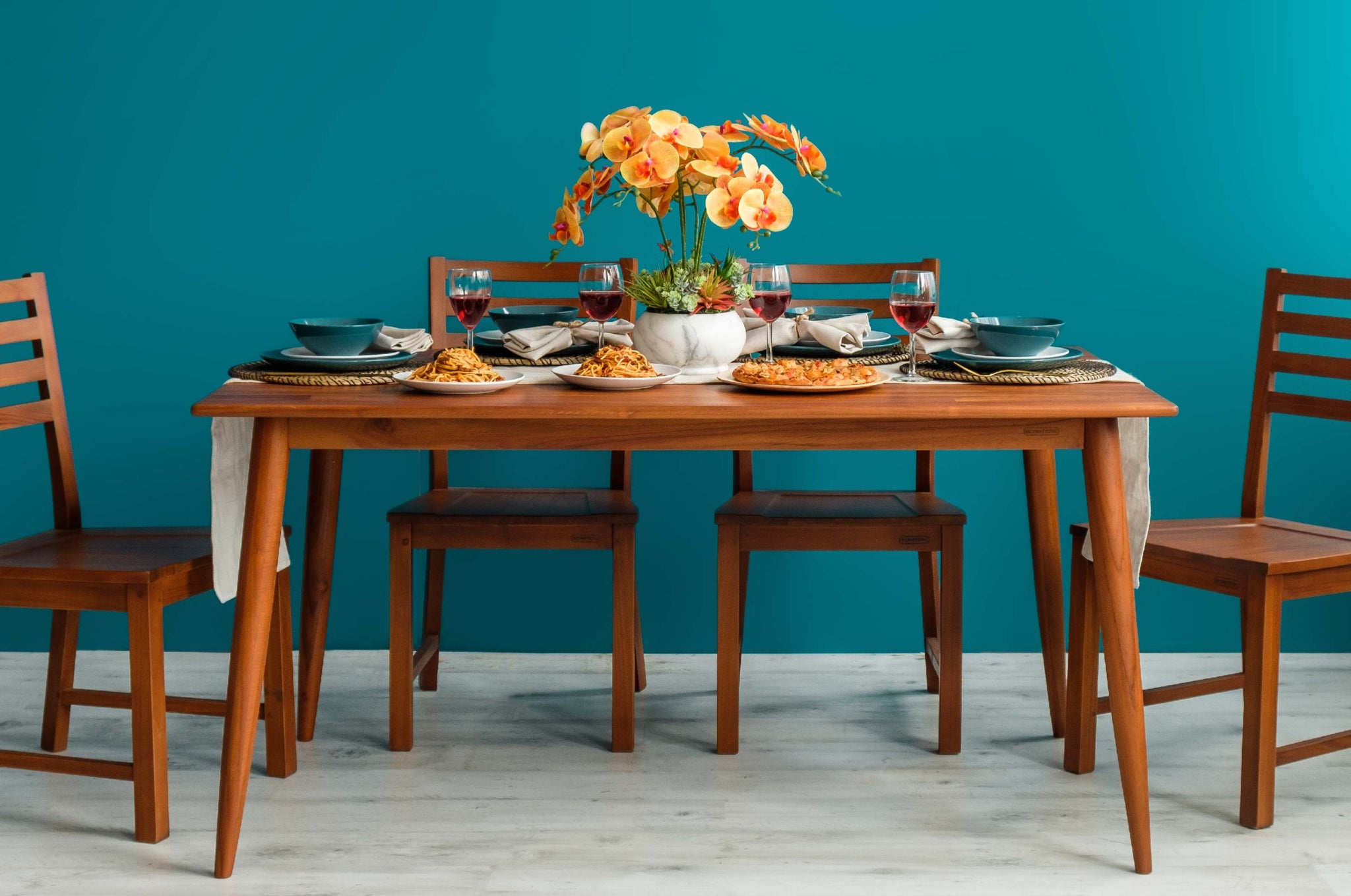 RUNDA 135CM DINING TABLE – Scanteak
